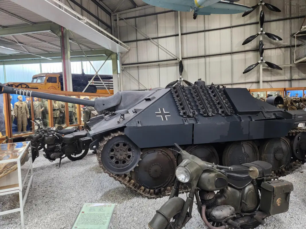 Chars et blindes dans les musees-divers - Page 28