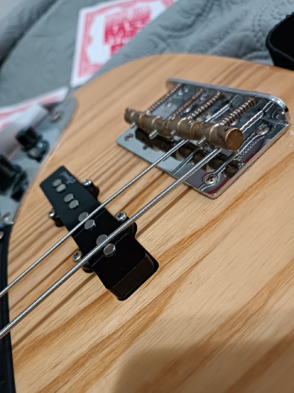 What is wrong with my strings? : r/Bass