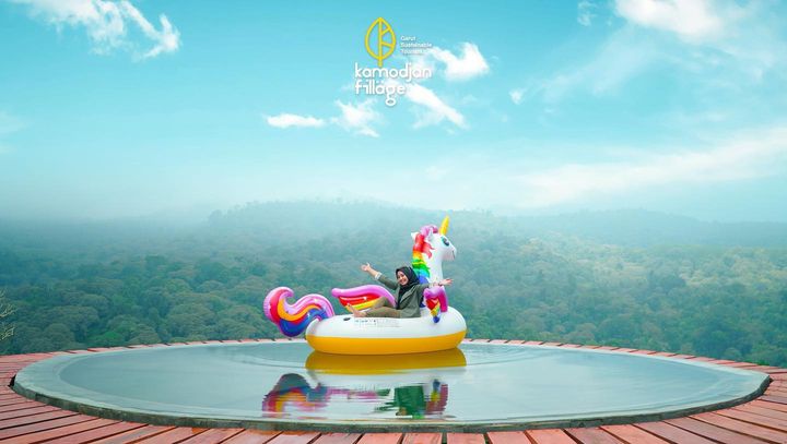 Harga Tiket Masuk Kamodjan Fillage Garut yang Viral, Punya Wahana Ayunan di Atas Ketinggian ...