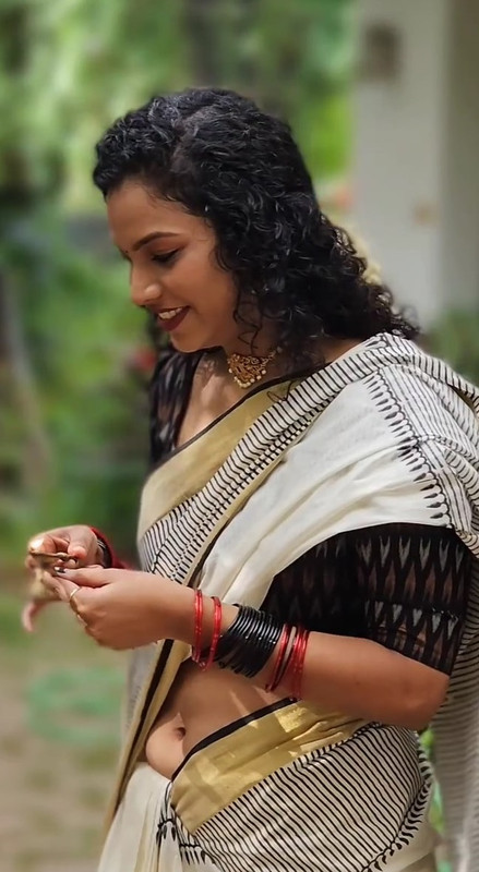 Malayali cute girl open navel show in kerala saree mp4 snapshot 00 00 ...