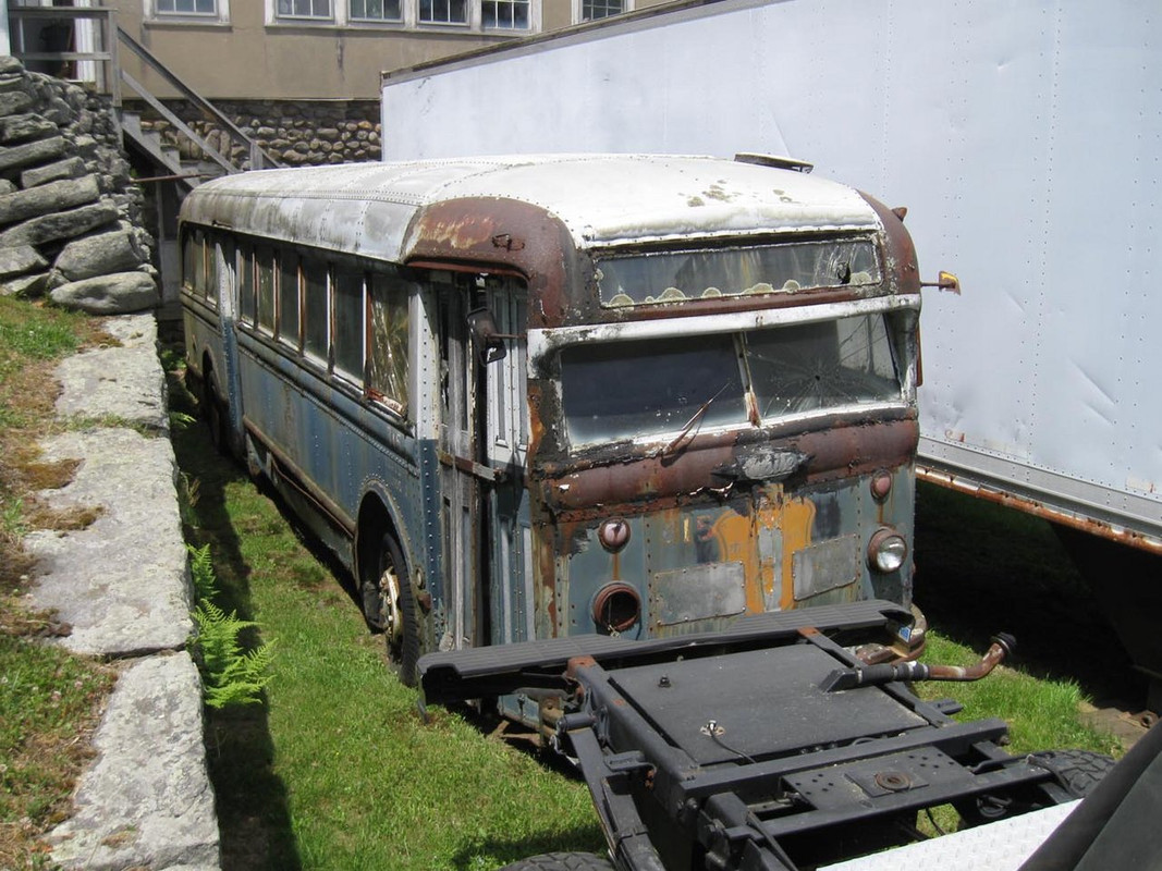 What Am I 5584 A White 1940's bus — Postimages