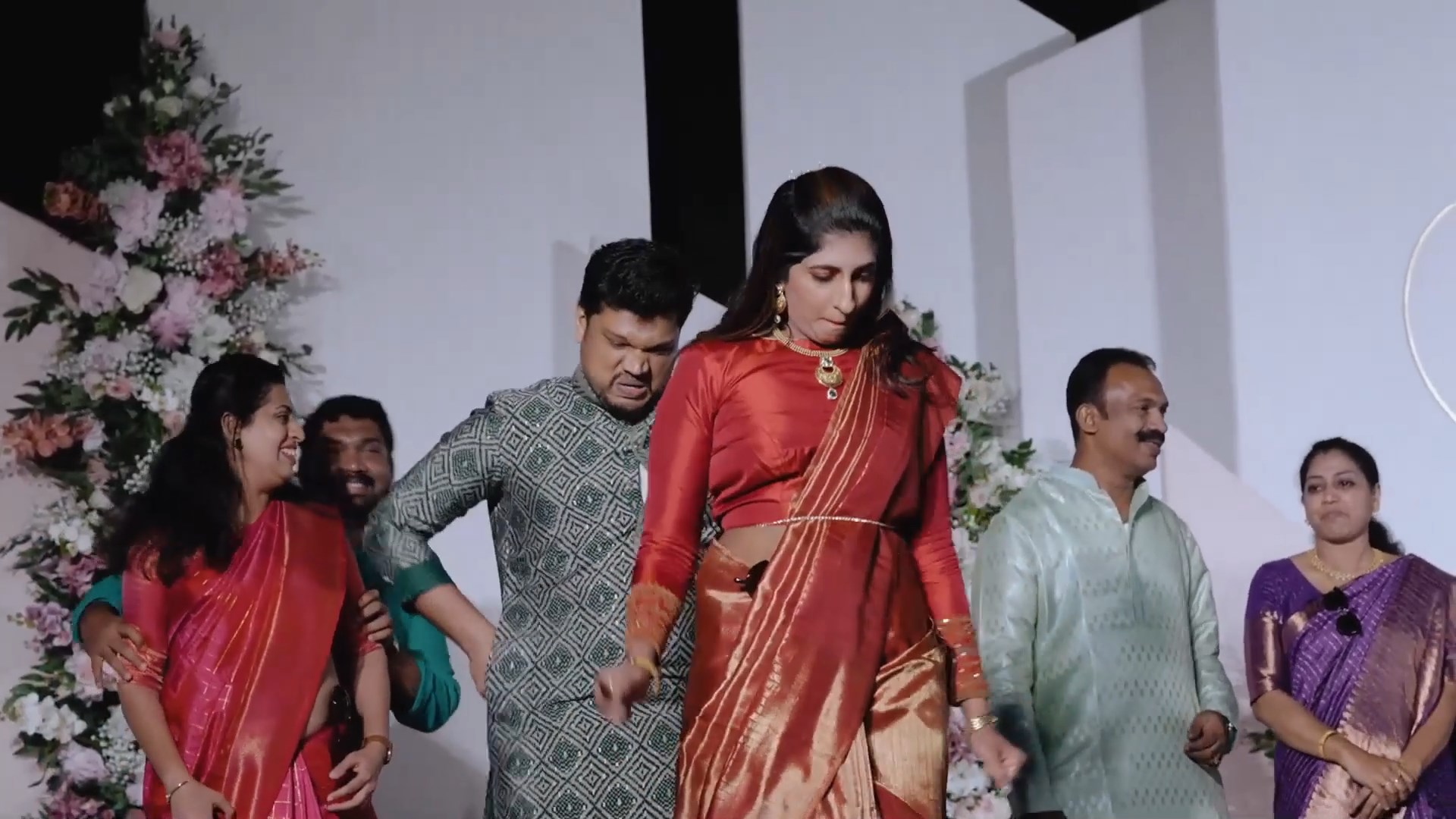 Homely Malayali Aunty Chubby Wide Sexy Tummy and Open Big Navel in ...