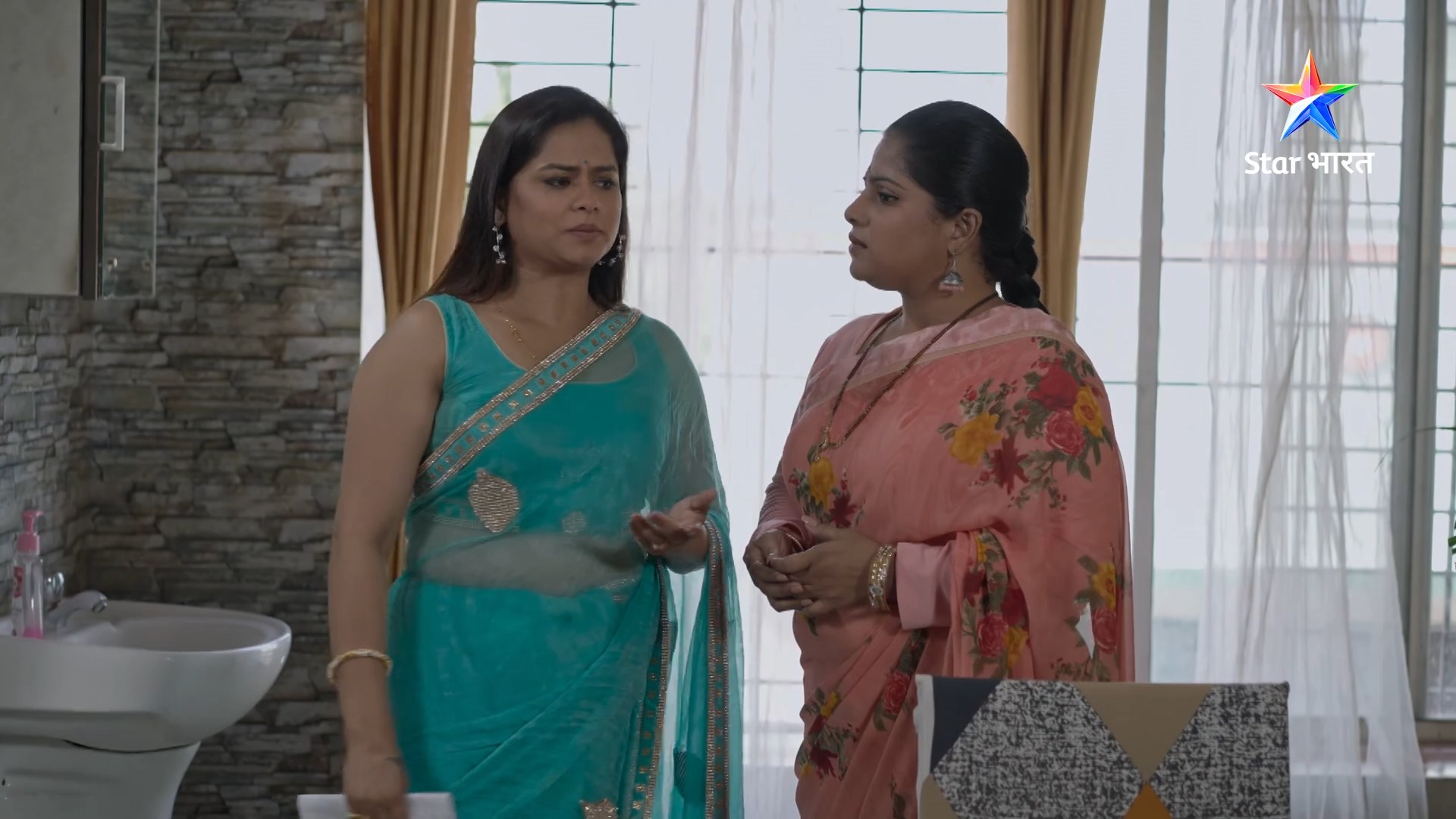 Sexy Lady and hot other girl sizzling scenes froms avdhaan india mp4 snapshot 01 42 077 — Postimages