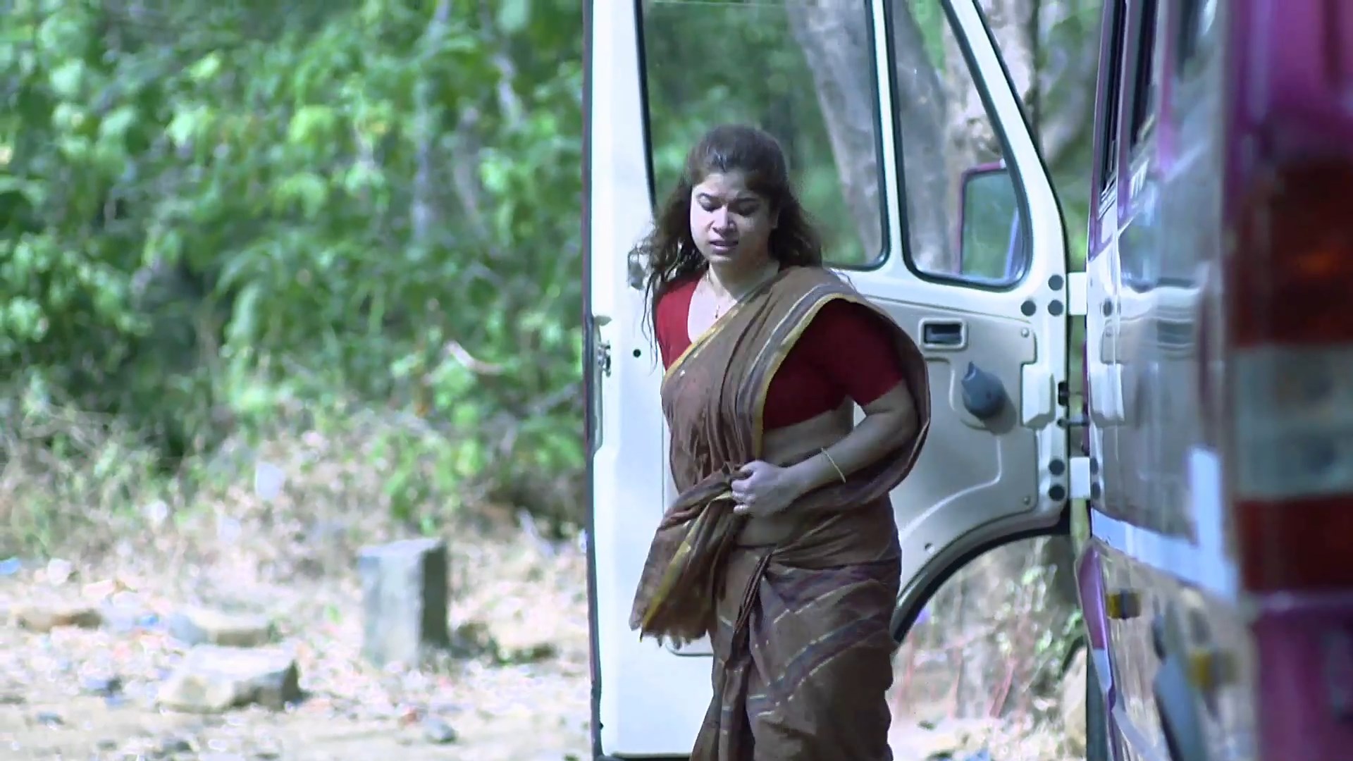 Hot Sexy Teacher Open Big Deep Navel Show in Saree Savdhaan India mkv ...