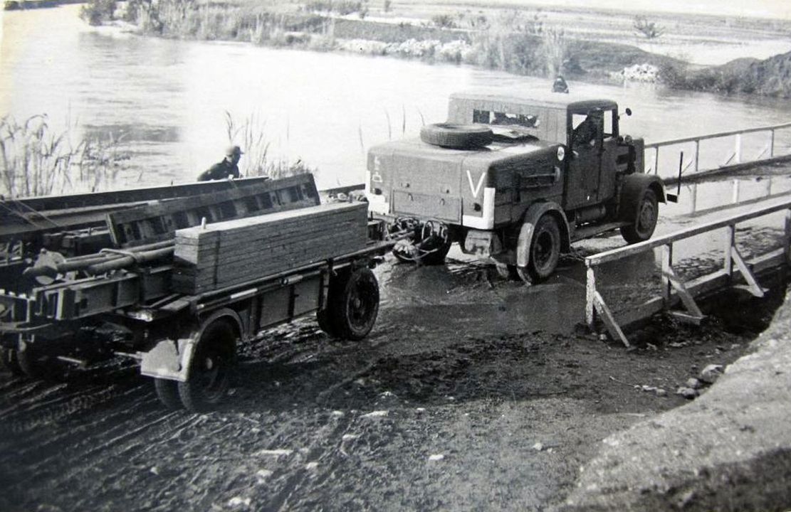 Faun ZR towing Pf 10 or 12 trailer — Postimages