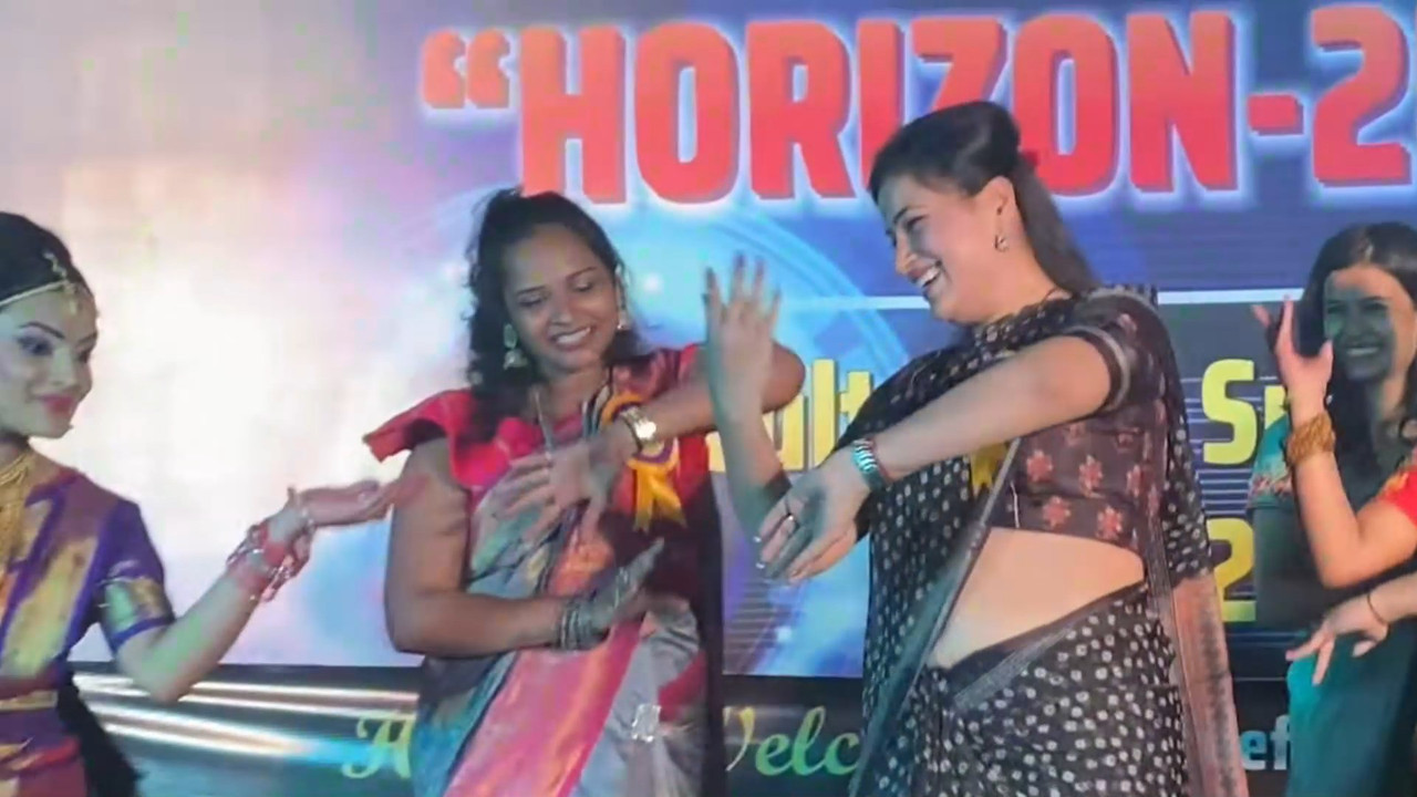 MP Navneet Kaur Open navel and belly in black saree mp4 snapshot 00 06 136 — Postimages