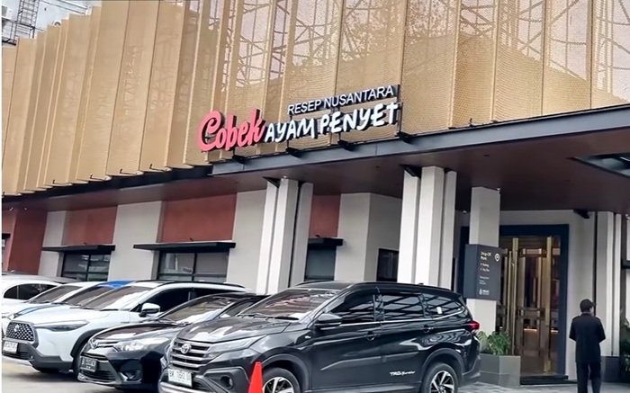 Itinerary Kulineran di Cobek Ayam Penyet Medan, Jajal Aneka Menu ...