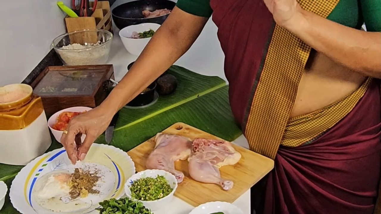 REENA BASHEER Secy Wide Tummy and slight navel slips in saree mp4 ...