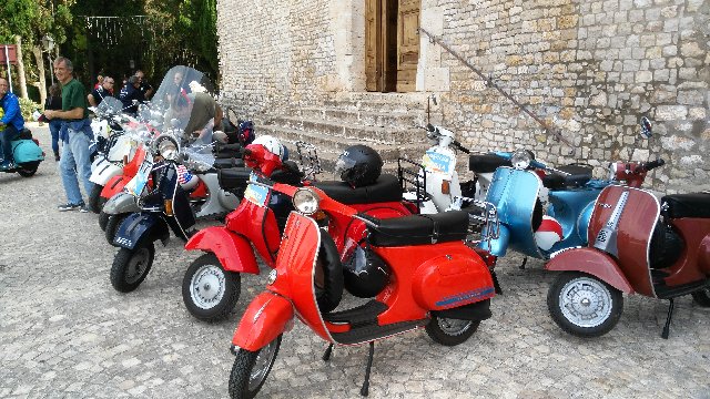 Modern Vespa : Group Riding/Solo Riding/Riding with a Few Friends