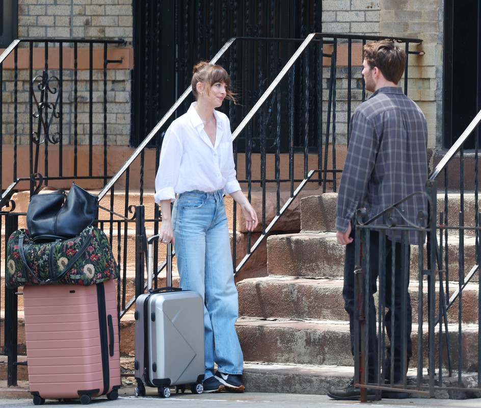 Dakota Johnson Films Materialists in Brooklyn New York 06 05 2024 63 — Postimages