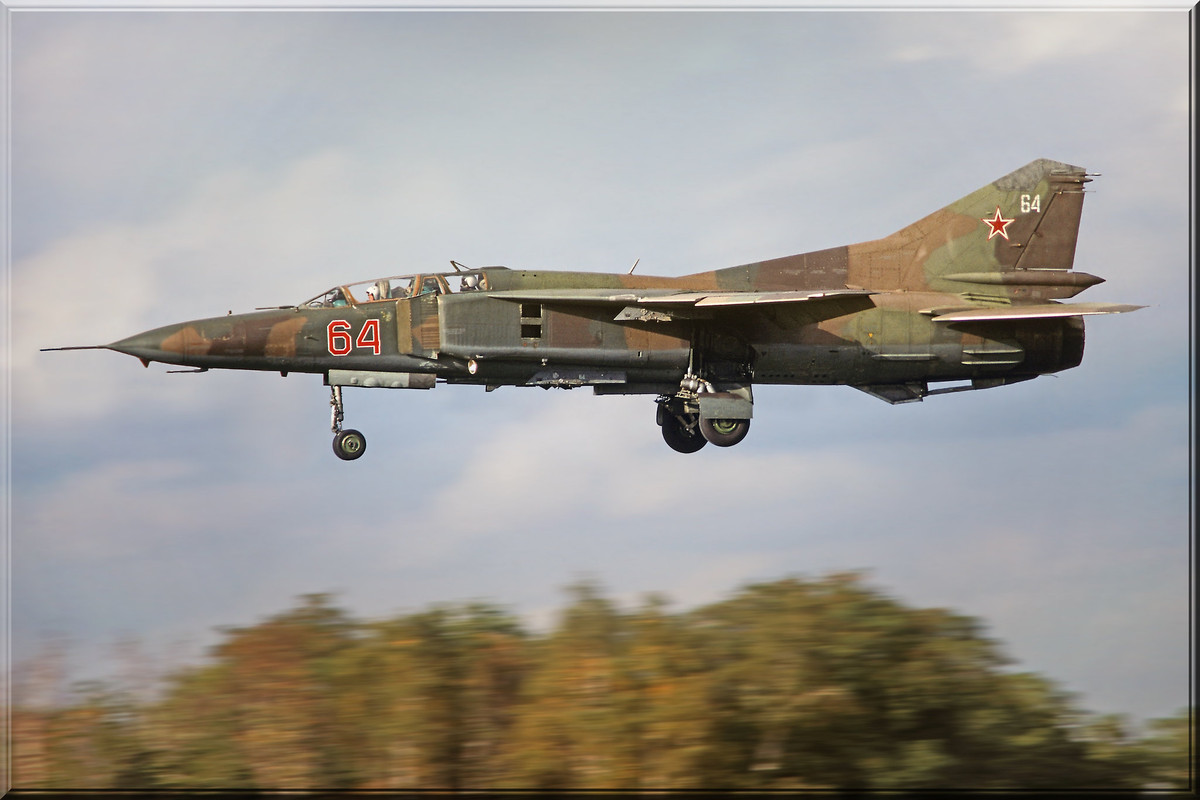 31 Gv IAP Mig 23 UB 64 Red autumn 1992 2 — Postimages