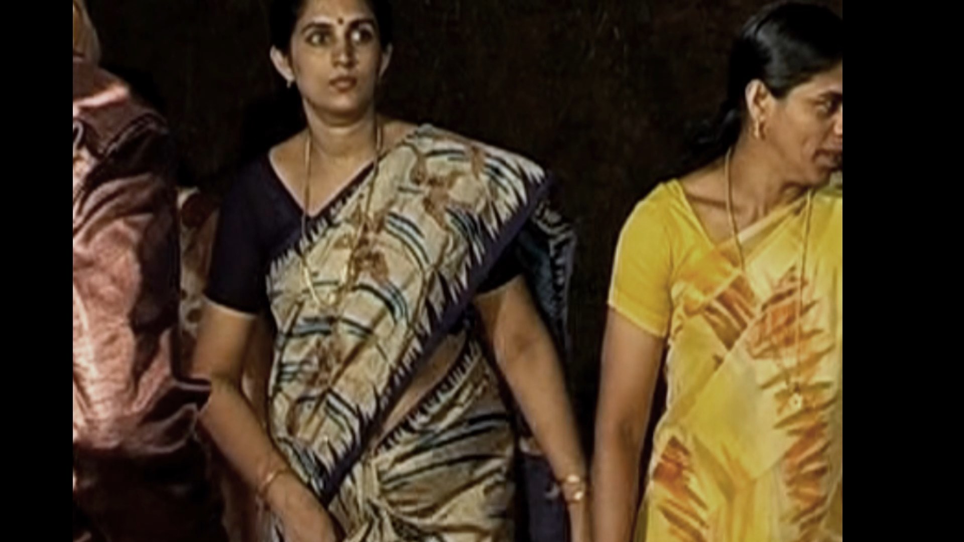 Beautiful Homely Malayali Aunty Sexy big Deep Navel in Saree mp4 snapshot 00 02 349 — Postimages