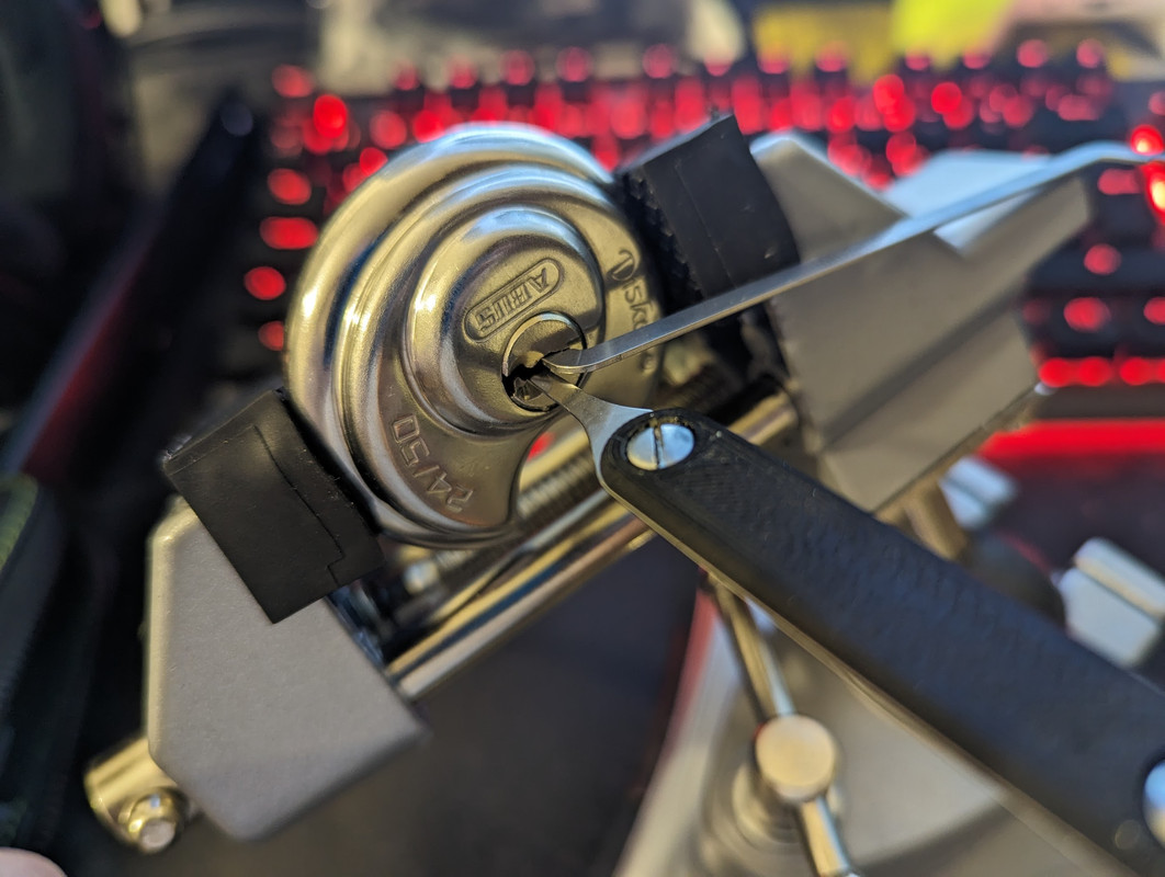 Picked ABUS Diskus 24/50 stainless steel disc lock : r/lockpicking