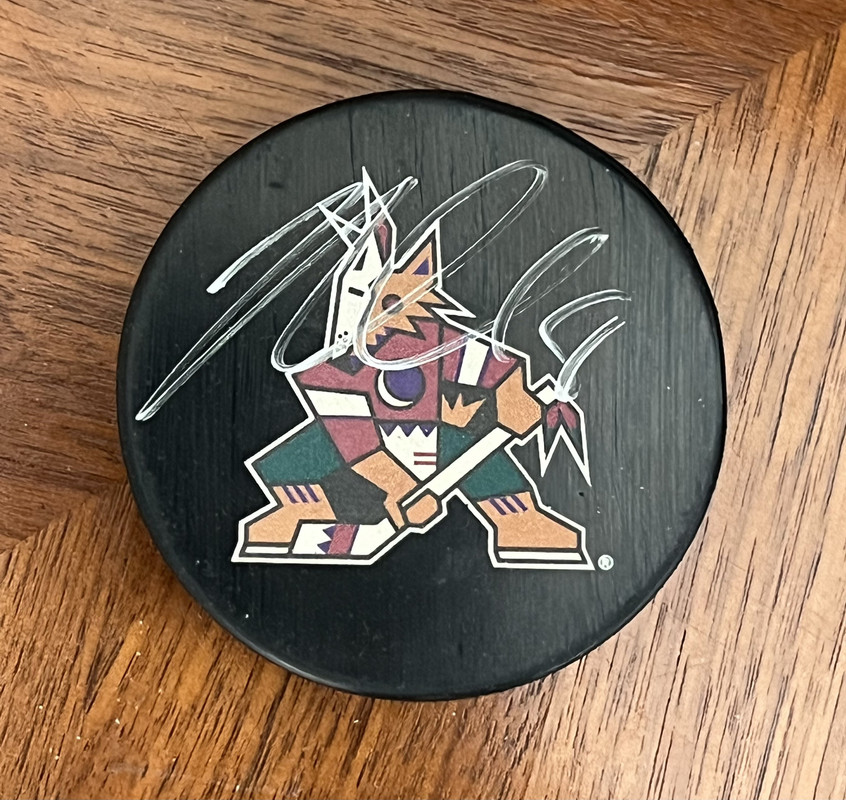 Help ID'ing Coyotes autographed puck : r/Coyotes
