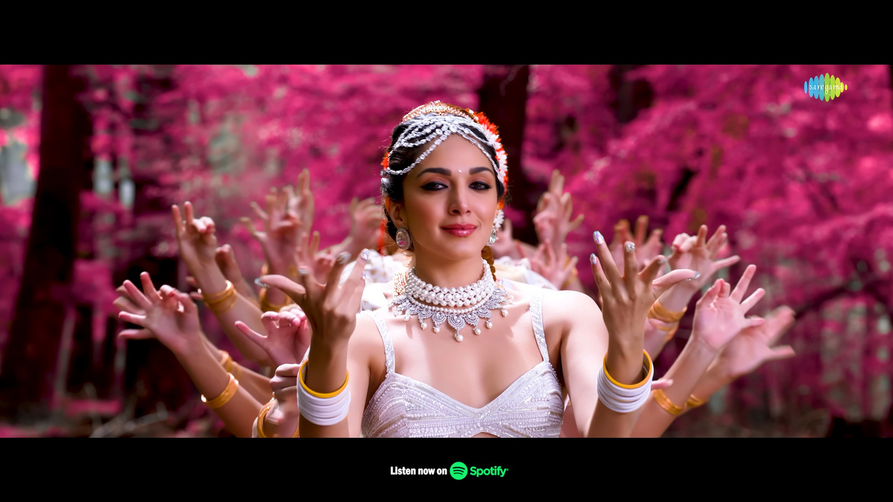 Jaana Hairaan Sa ( Hindi) Game Changer Ram Charan Kiara Advani 4k mp4 snapshot 00 38 586 ...