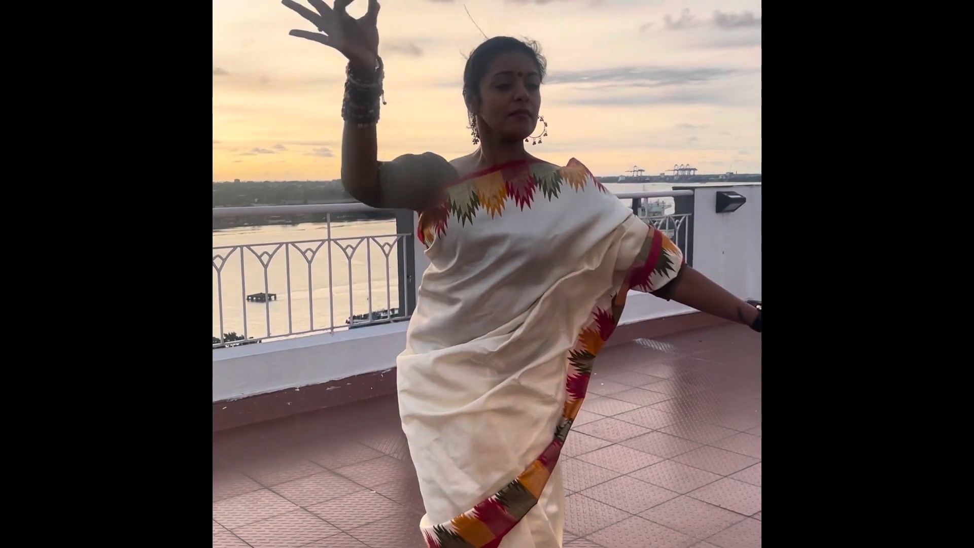 Sandhya manoj wide belly and navel show mp4 snapshot 00 16 560 — Postimages