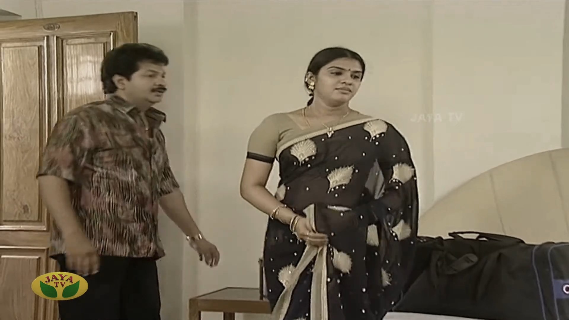Tamil beautiful serial actress deep navel through saree mkv snapshot 00 ...