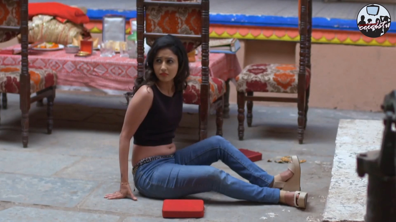 Sana Sheikh Navel Show in tshirt and jeans mp4 snapshot 01 32 160 — Postimages