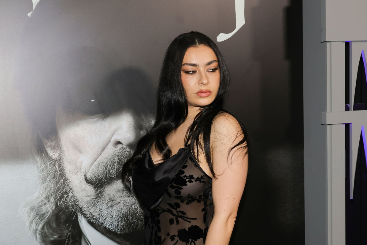 541714756 charlixcx 15 — Postimages