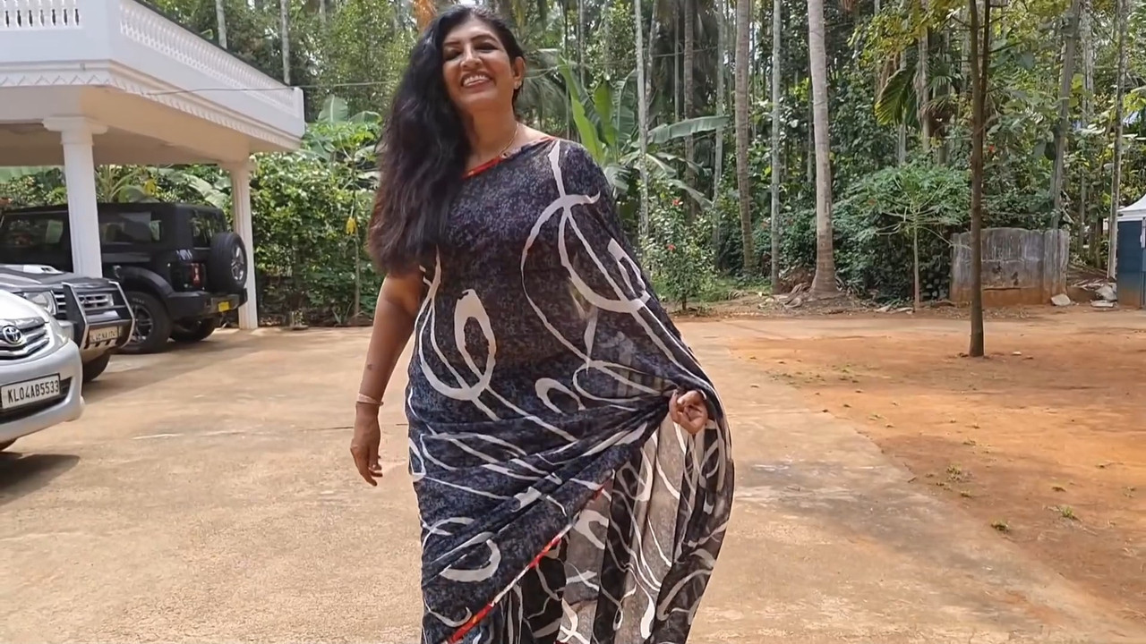 Sandra thomas Hot Mom Sexy Body structure in balck saree and big deep Navel show mp4 snapshot 00 ...