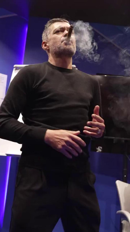 1053405 thumb full 720 vertical twittervidcom 86b2ec — Postimages