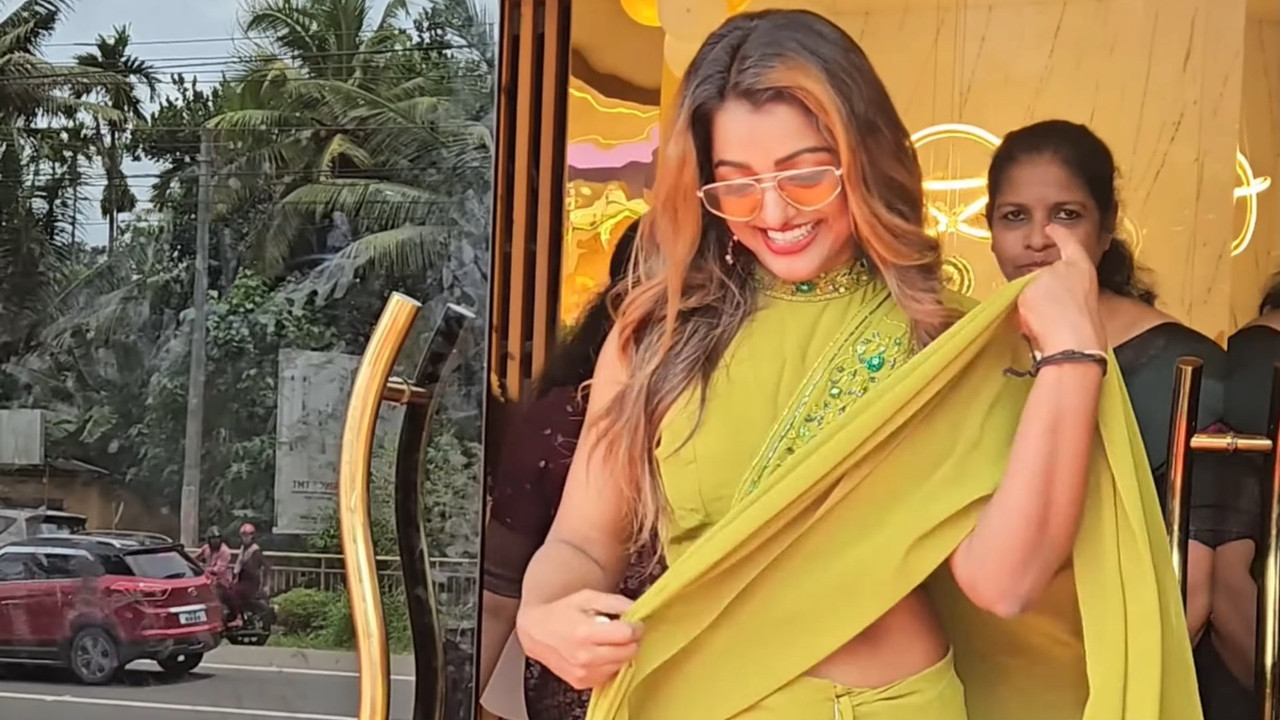 Meera anila navel slips in yellow saree mp4 snapshot 00 00 000 — Postimages