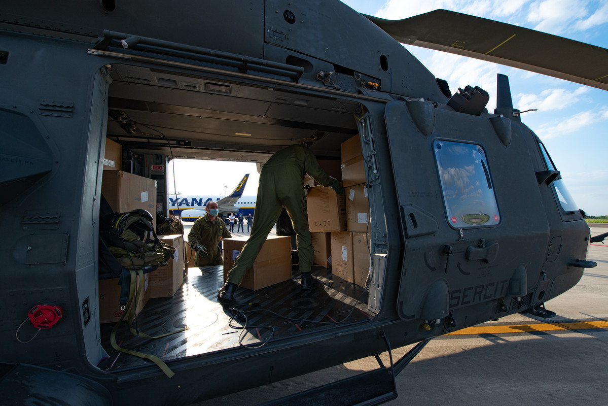 3 Una parte dei DPI trasportati dall' UH 90 del 7° Vega — Postimages