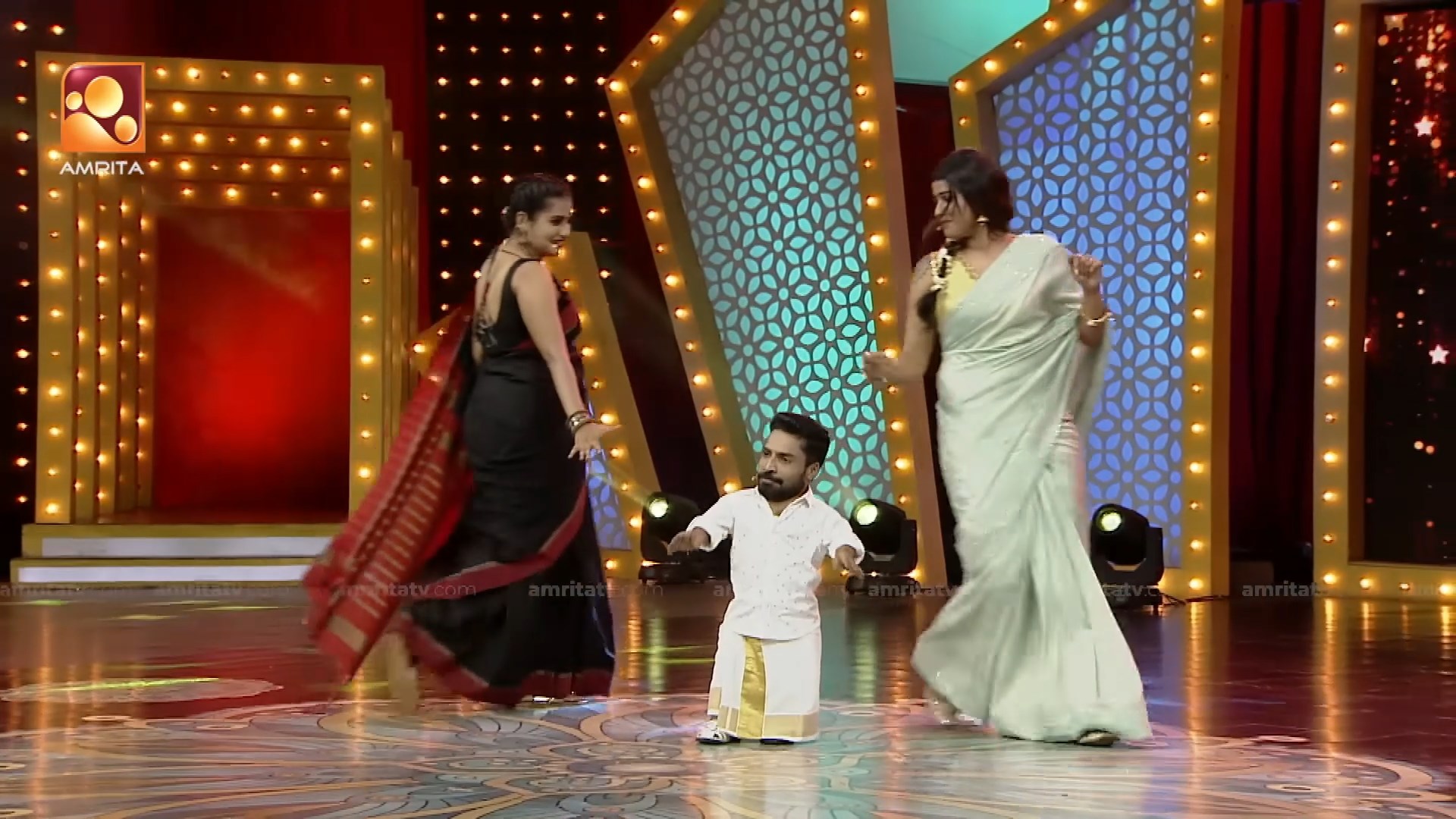 aleena padikal and amritha suresh 1st time navel show mp4 snapshot 00 04 607 — Postimages