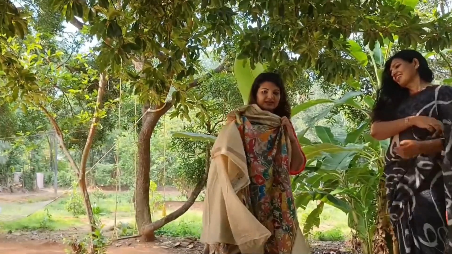 Sandra thomas Hot Mom Sexy Body structure in balck saree and big deep ...