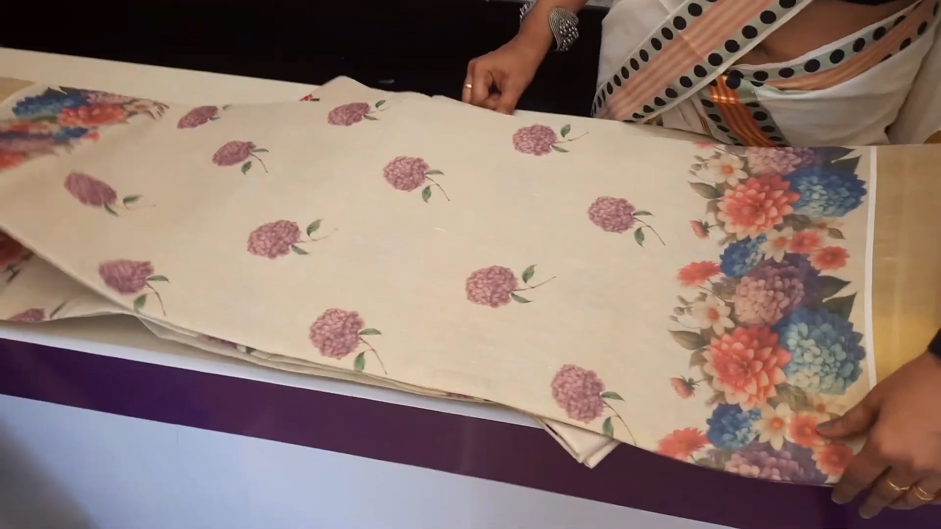 Very Beautiful Malayali Lady Big Deep Open Navel Hole Show in Kerala Saree mp4 snapshot 01 02 ...