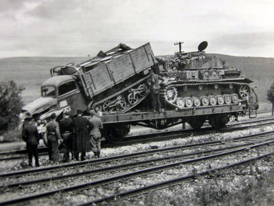 Ford Maultier and Pz IV on flatcar railroad accident — Postimages