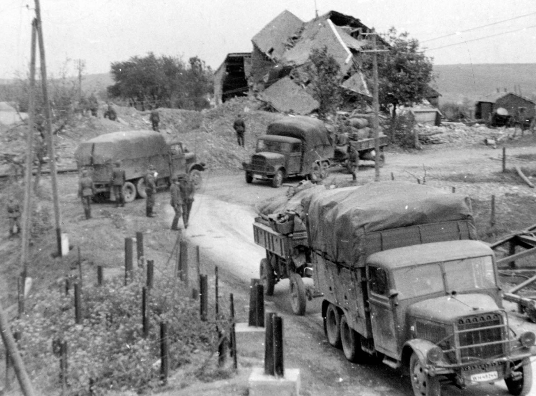 Praga RV trucks towing HF 7 Pioneer trailers France 1940 — Postimages