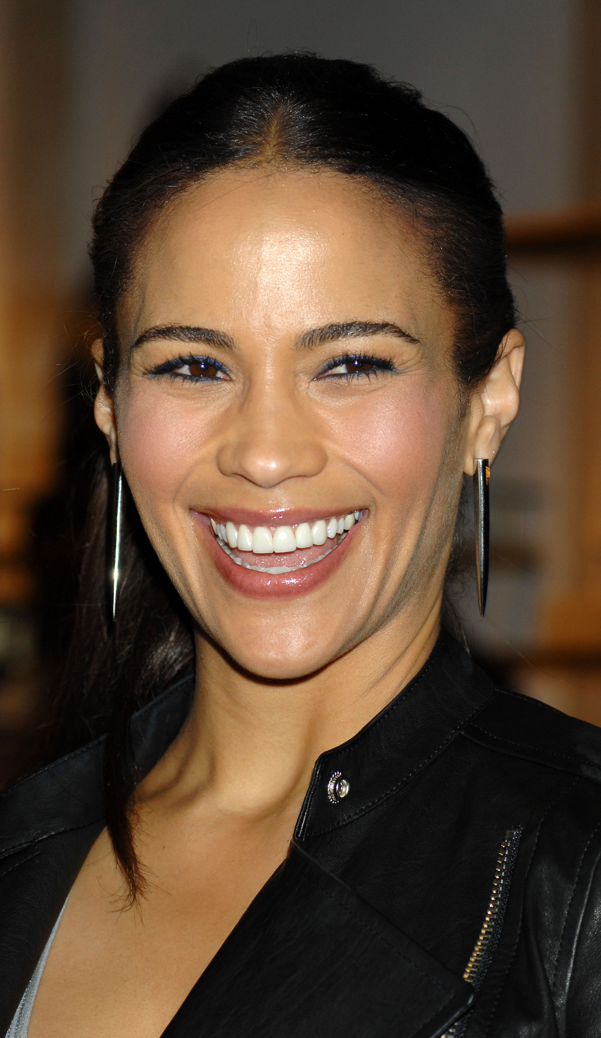 paula patton black leather dress 2011 024 — Postimages