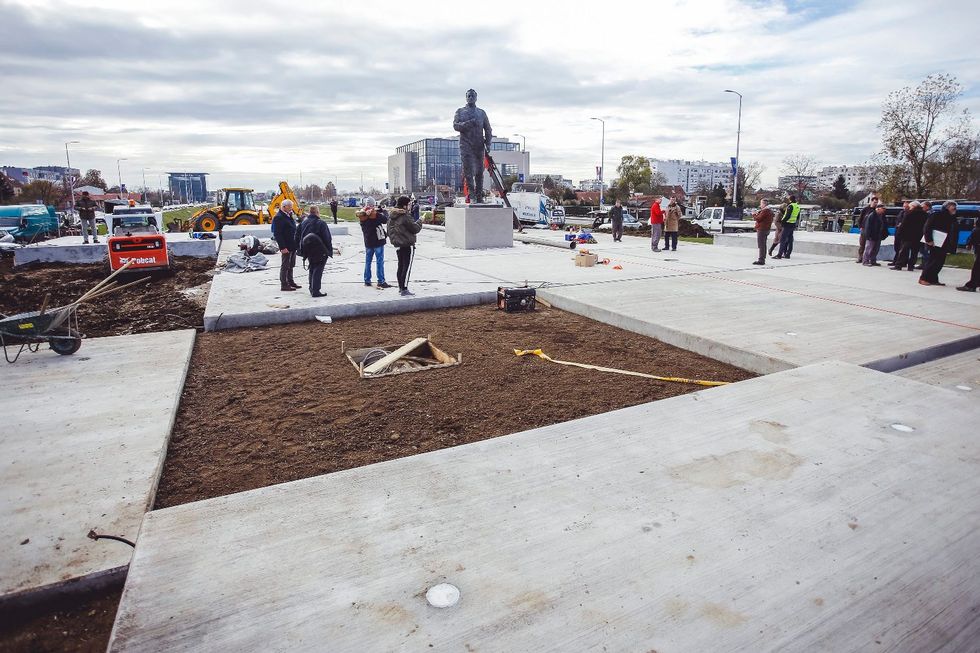 [Zagreb] - Spomenici, kipovi, arhitekturalna skulptura - postavljanje ...
