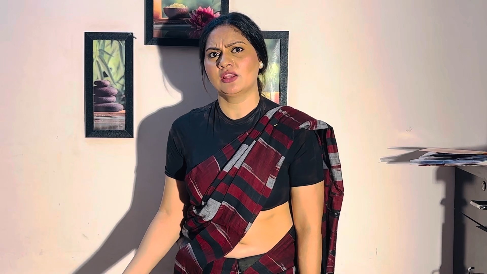Anamika Singh Sexy Open Big Wide Navel show in Saree mp4 snapshot 00 48 435 — Postimages