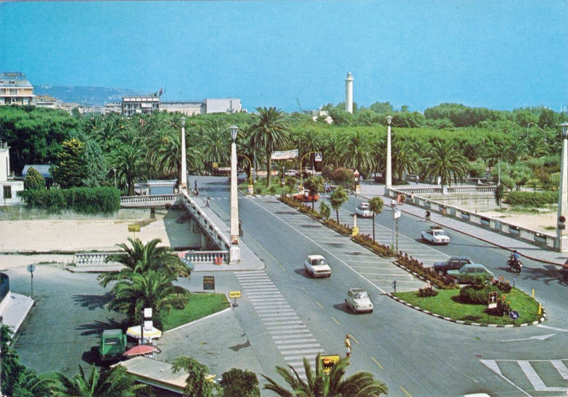 887 001 — Postimages