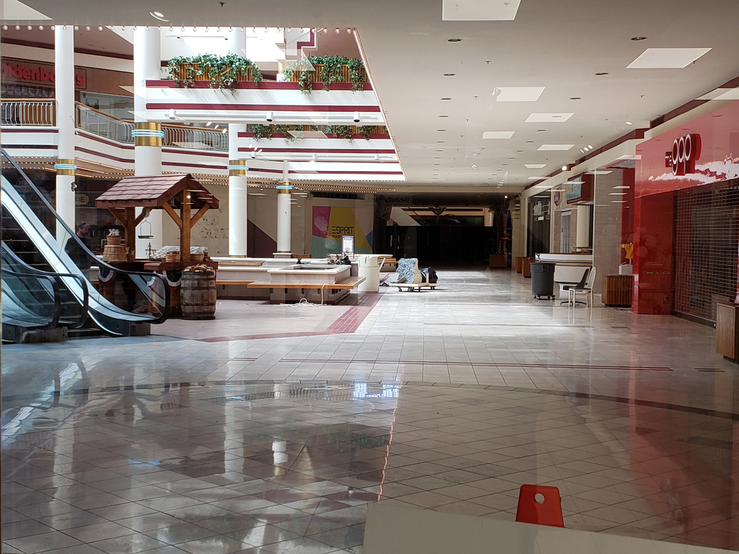 Stranger Things S3: Pics from Starcourt Mall | Movie/TV Board