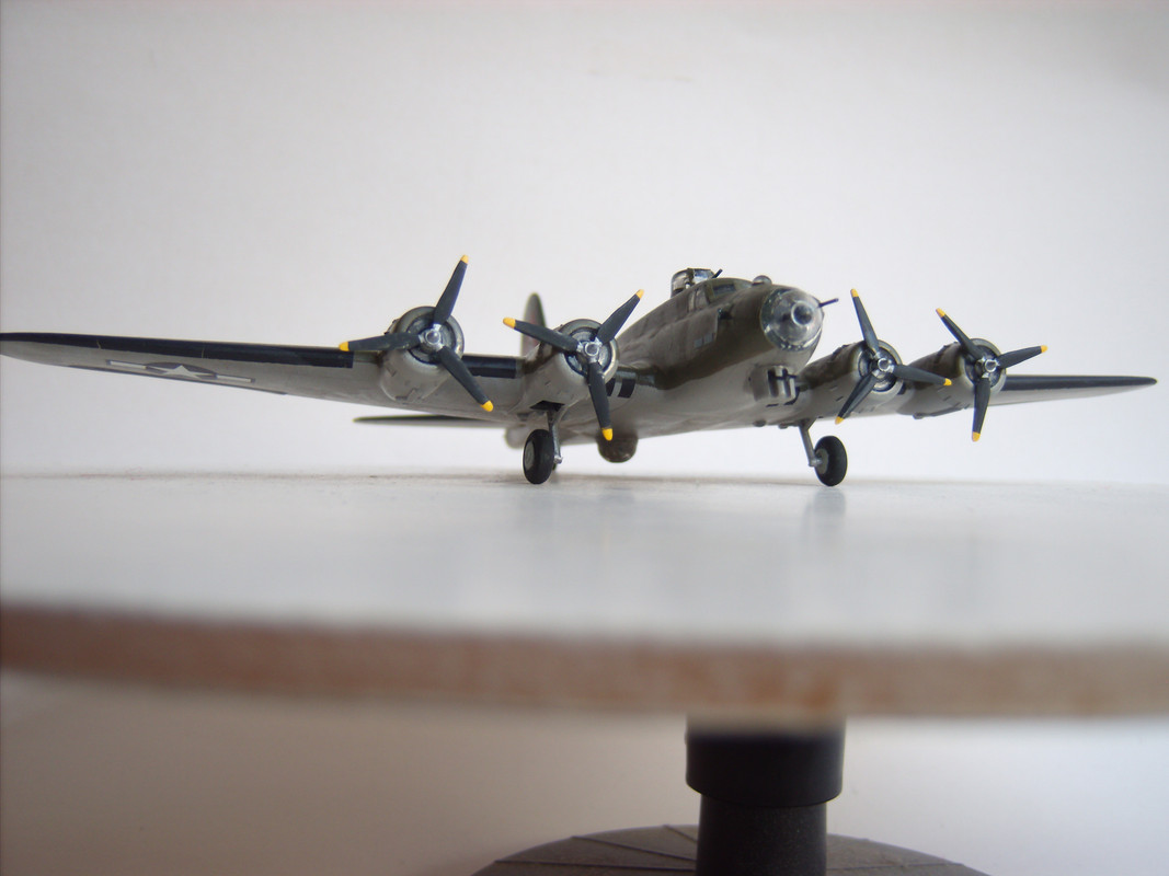 Tiny Flying Fort - Minicraft (ex-Crown) 1/144 Boeing B-17G Flying ...