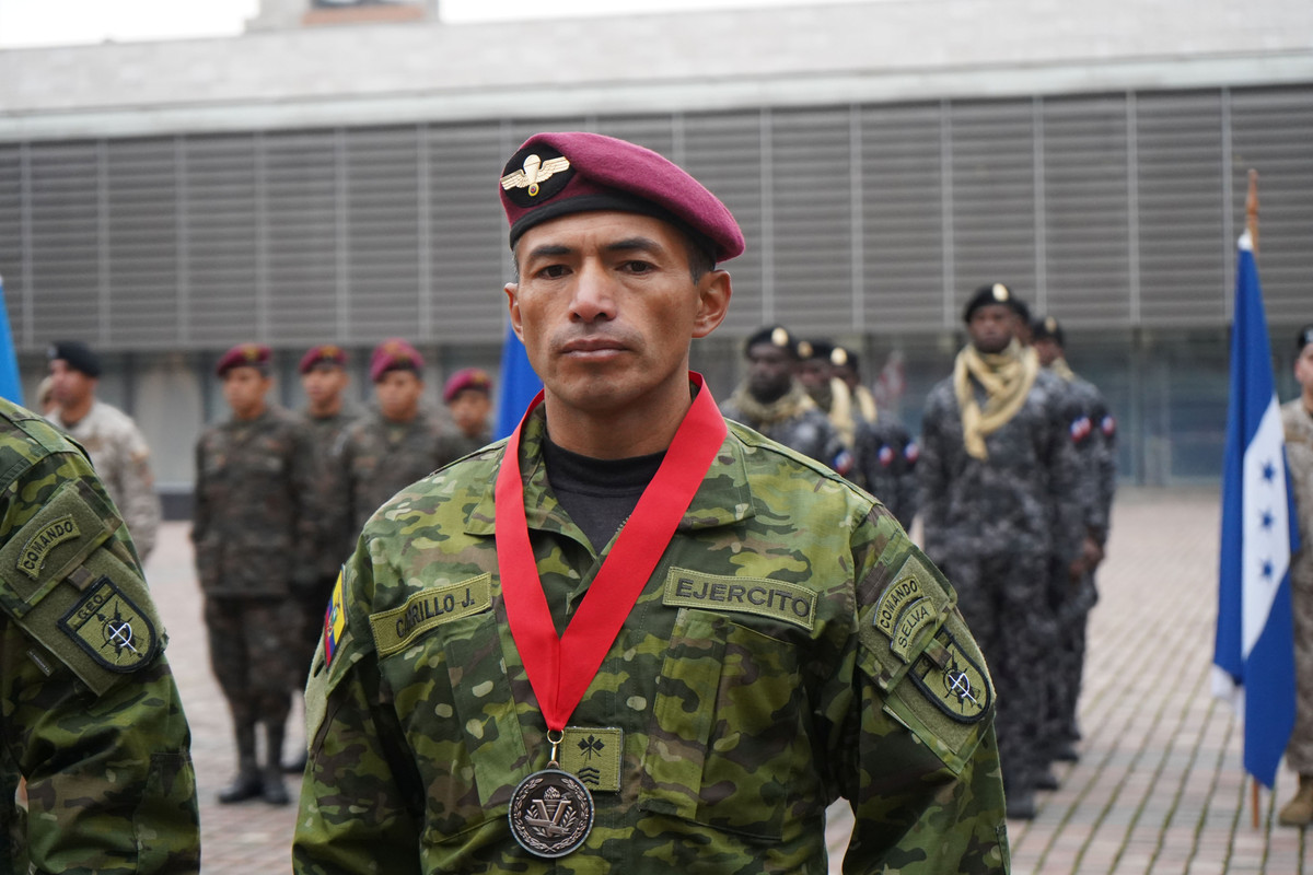 Fuerzas Comando Chile Sniper Event A082 — Postimages