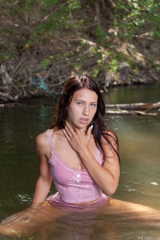 Melania Gentle Stream 0057 — Postimages