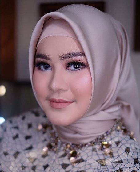 8 Tahun Dinikahi Zumi Zola dan Minta Cerai, Ini Sosok Sherrin Tharia ...