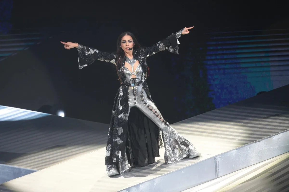 Danna Paola rompe en llanto al cantar 'El primer día sin ti' en el ... Danna Paola rompe en llanto al cantar 'El primer día sin ti' en el ...