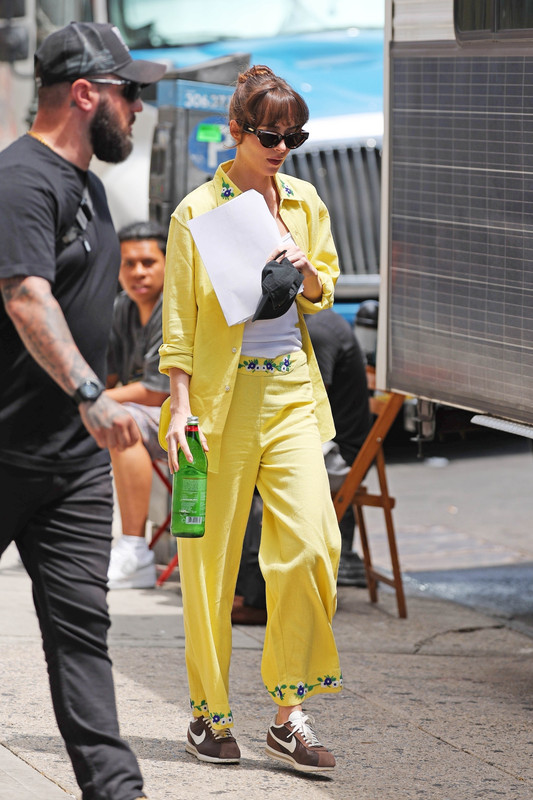 Dakota Johnson Films Materialists in Brooklyn New York 06 05 2024 15 — Postimages