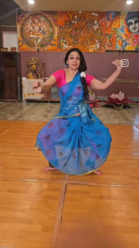 Navel Queen Shobana Sexy big Deep Navel through Saree mp4 snapshot 00 ...