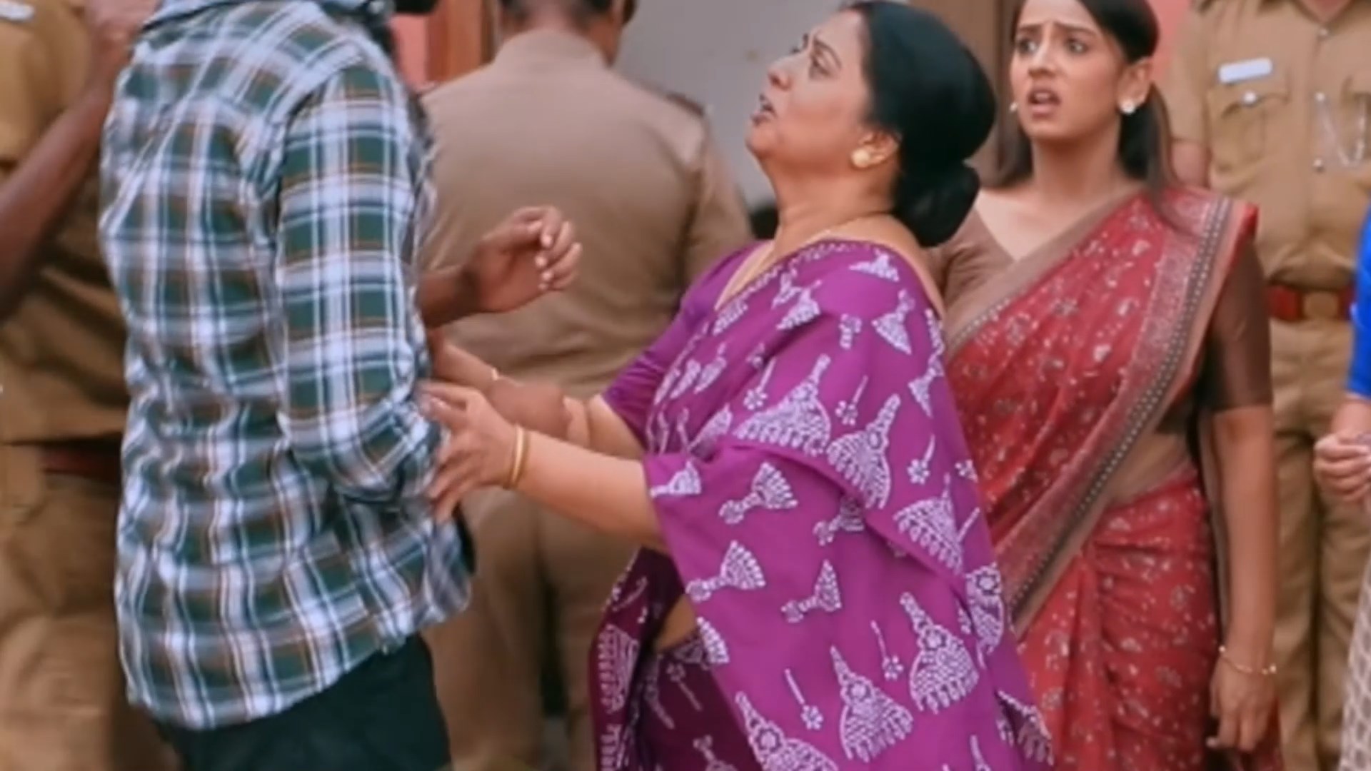 Roopashree Latest navel slips in rose saree mp4 snapshot 00 00 418 ...