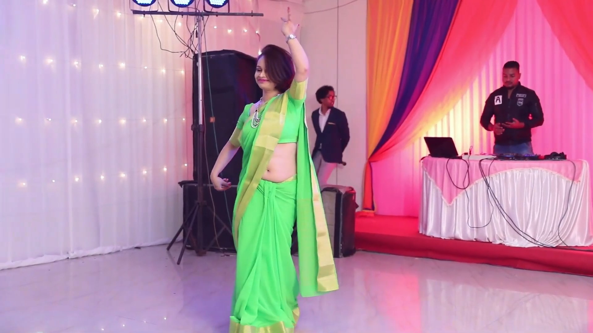Hot Sexy Nepali Aunty Open Navel Show Dance In Green Saree Mp4 Snapshot