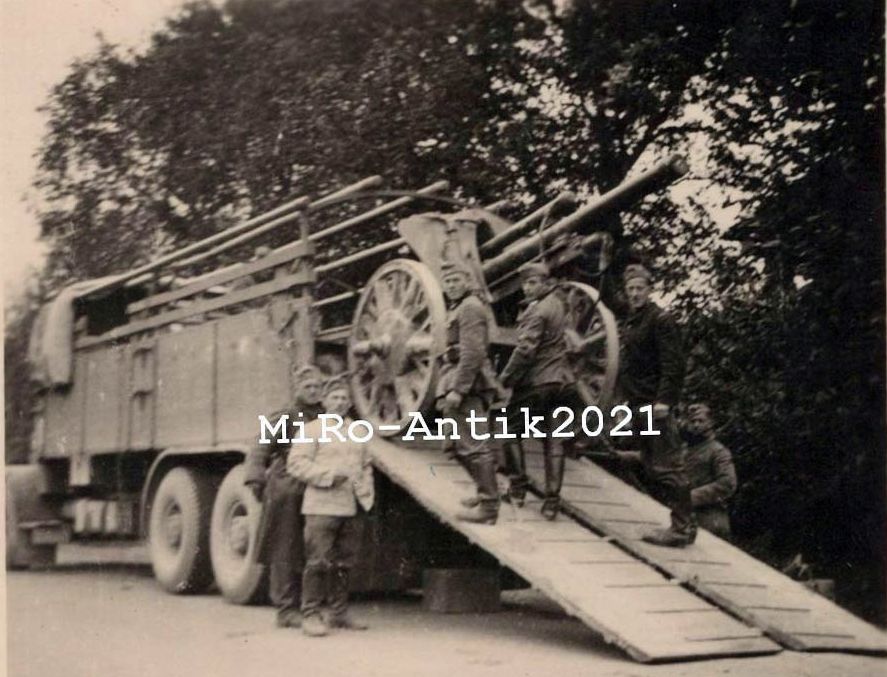 Bussing 900 of 9 Kw Trsp Rgt 616 gun loading, Presov 1939 — Postimages