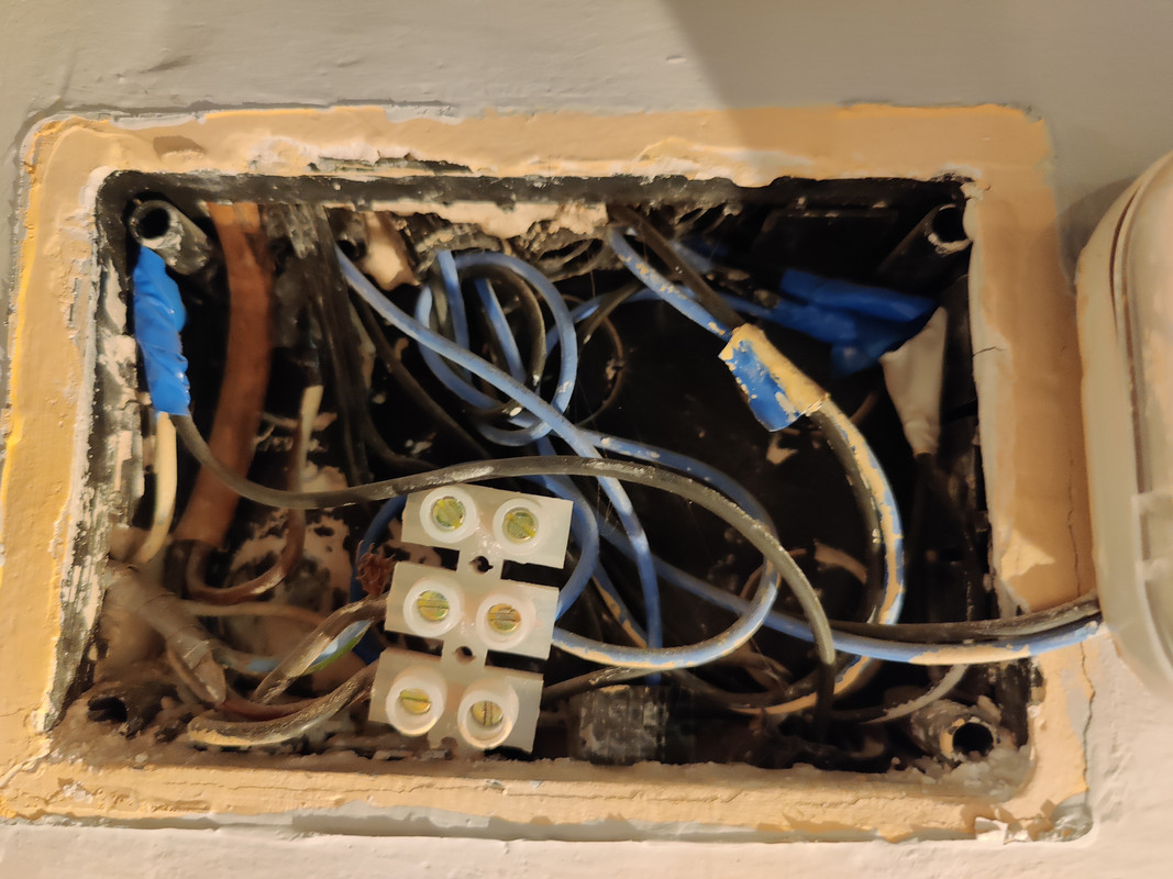 How to connect a simple plug to a wall power supply? : r/DIY