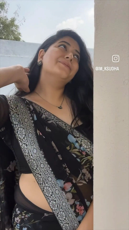 Ksudha Sexy Deep navel in black Saree mp4 snapshot 00 35 597 — Postimages