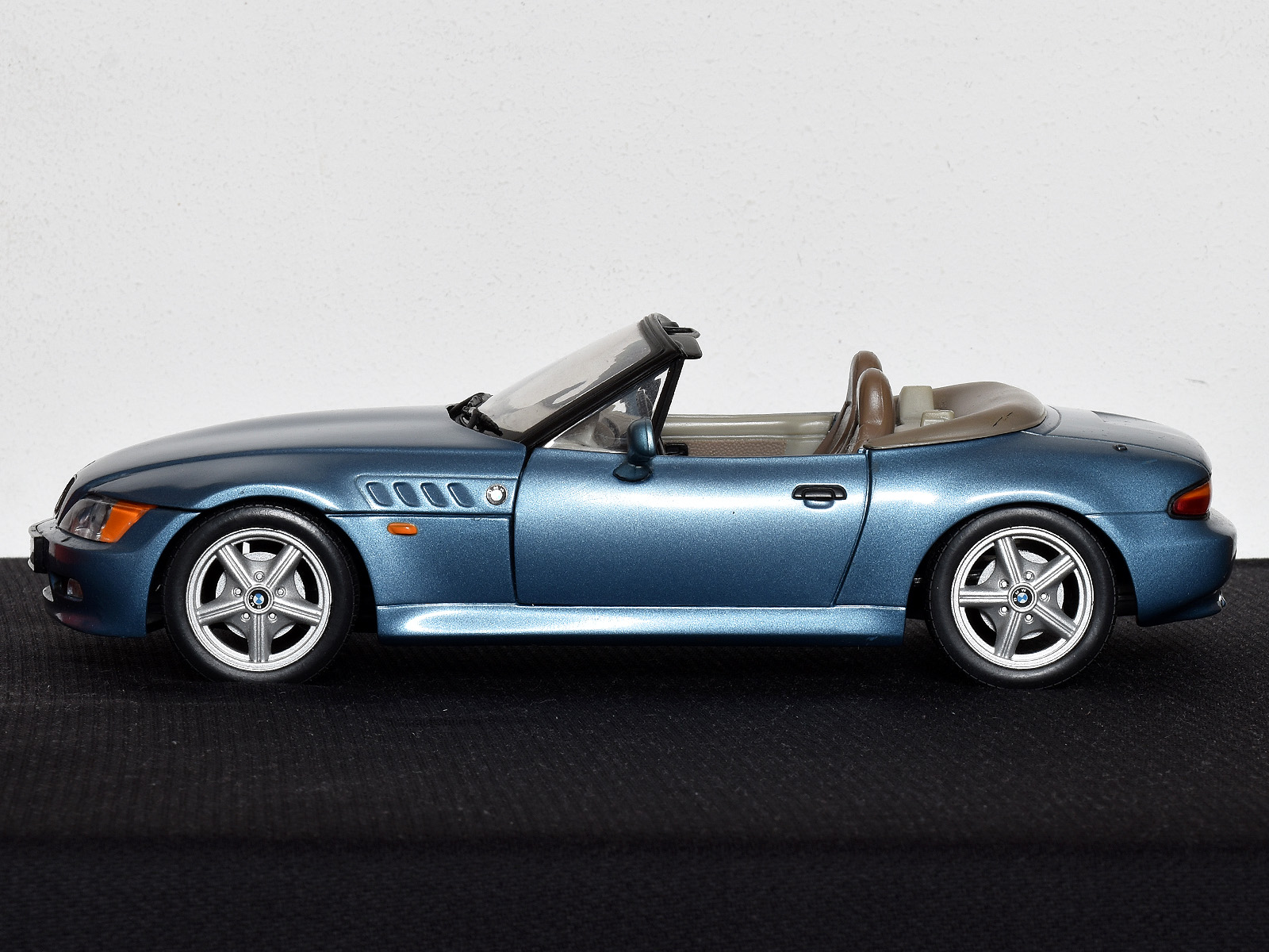 BMW E36 7 Z3 1 9 Roadster Agent 007 Golden Eye UT Models 03 — Postimages